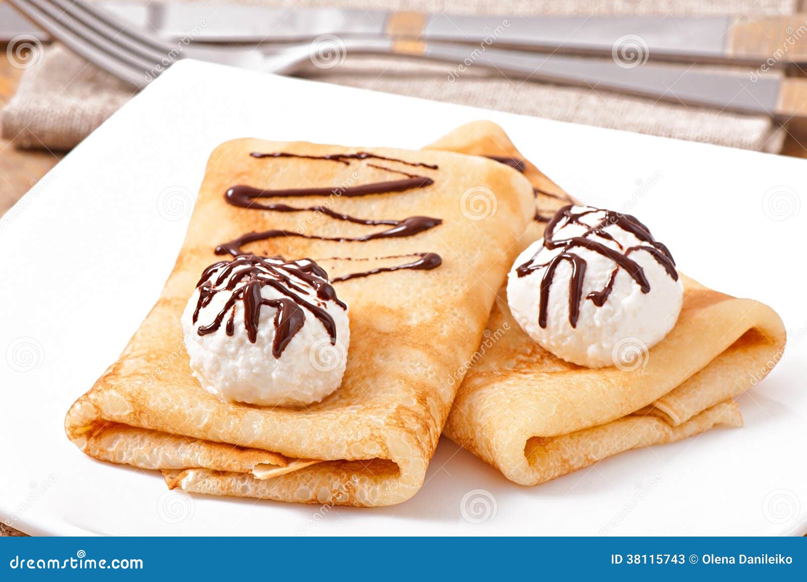 Crepes Con Helado Y Salsa De Chocolate Imagen de archivo - Imagen de ...