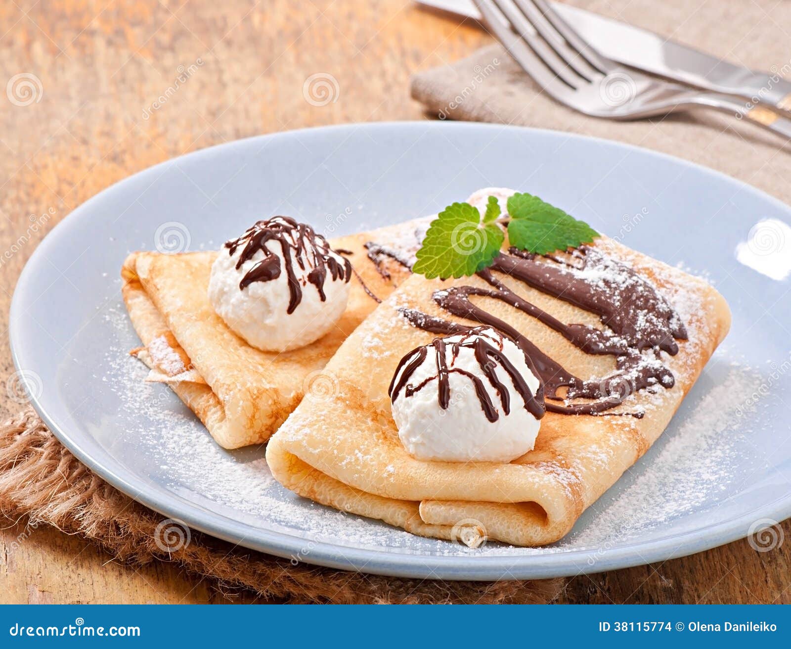 Crepes Con Helado Y Salsa De Chocolate Foto de archivo - Imagen de ...