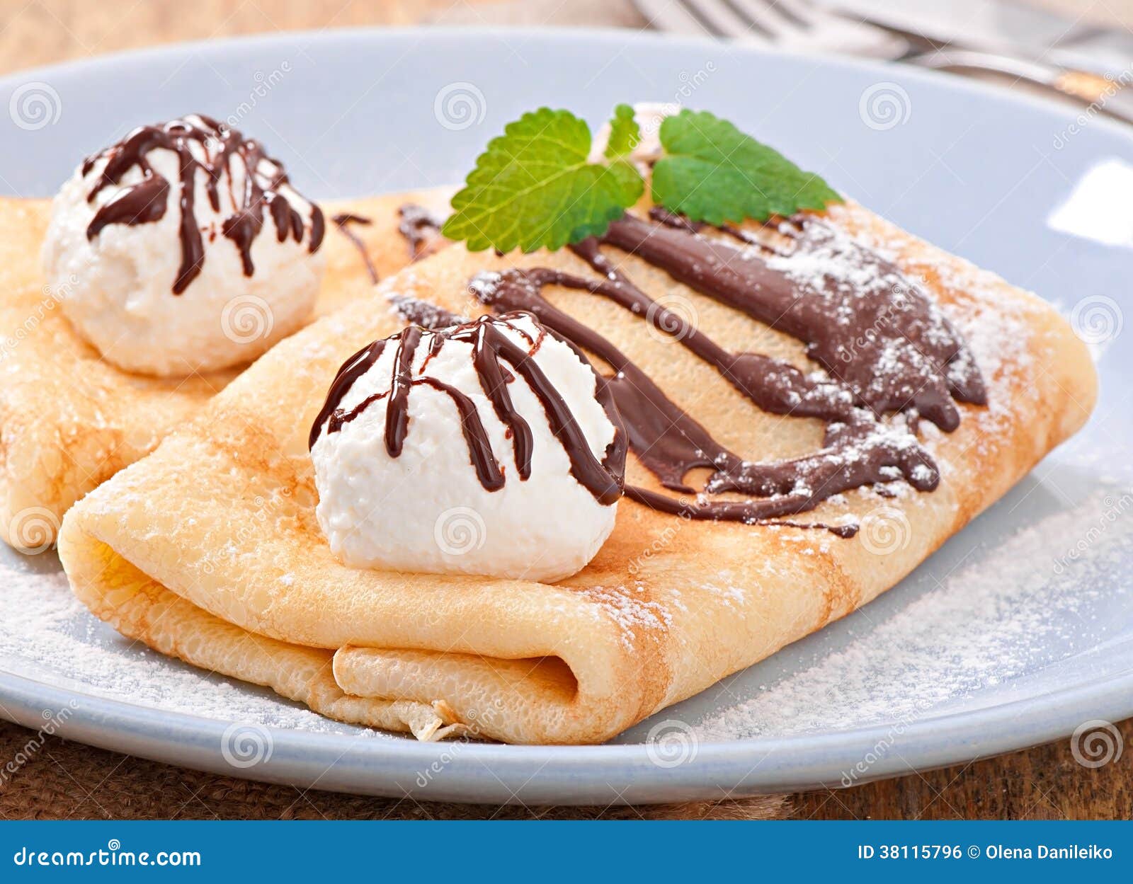 Crepes Con Helado Y Salsa De Chocolate Foto de archivo - Imagen de ...