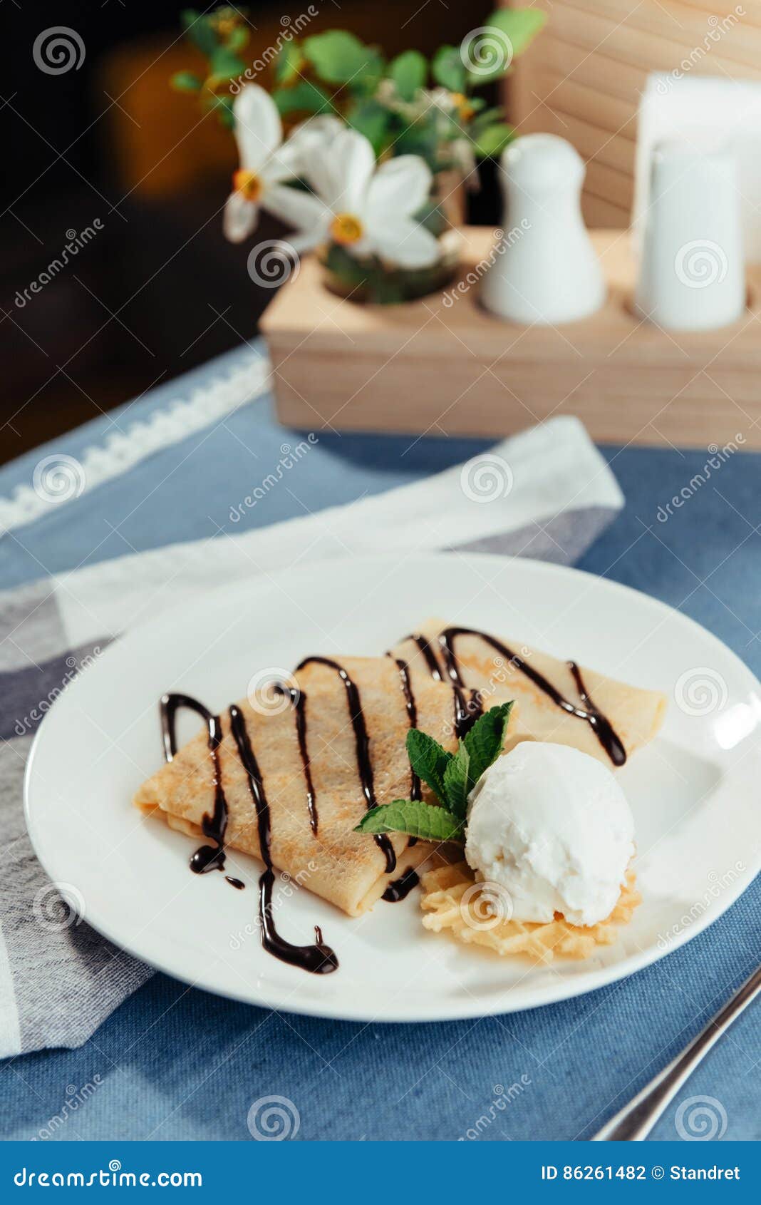 Crepes Con Helado Y Salsa De Chocolate Foto de archivo - Imagen de ...