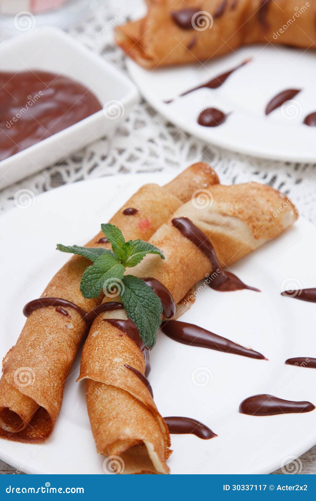 Crepes Con La Salsa De Chocolate Imagen de archivo - Imagen de alimento ...