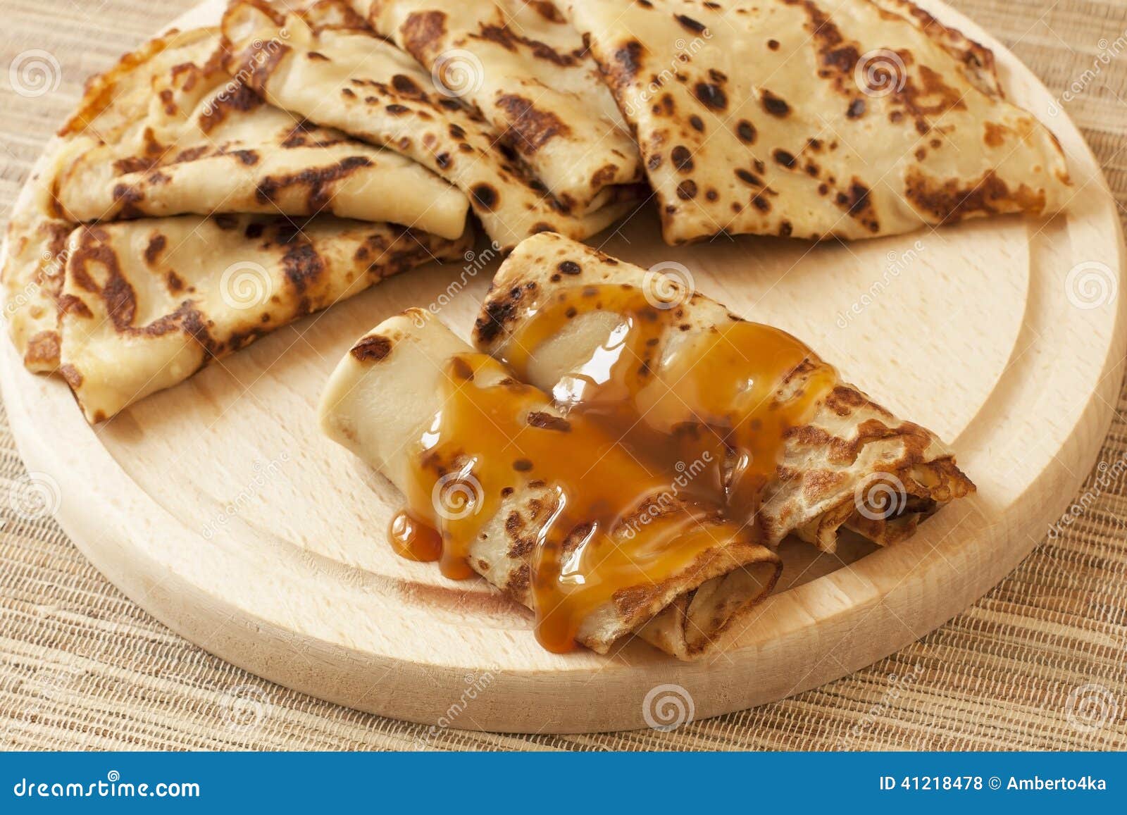 Crepes Con La Salsa Del Caramelo Foto de archivo - Imagen de salsa ...