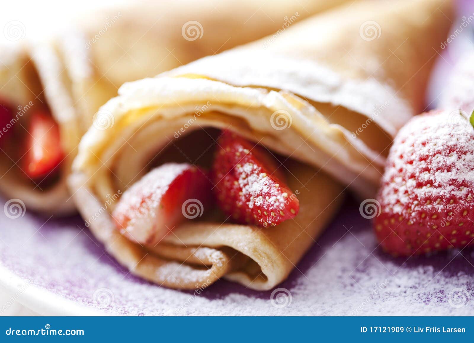Crepes con las fresas imagen de archivo. Imagen de fruta - 17121909