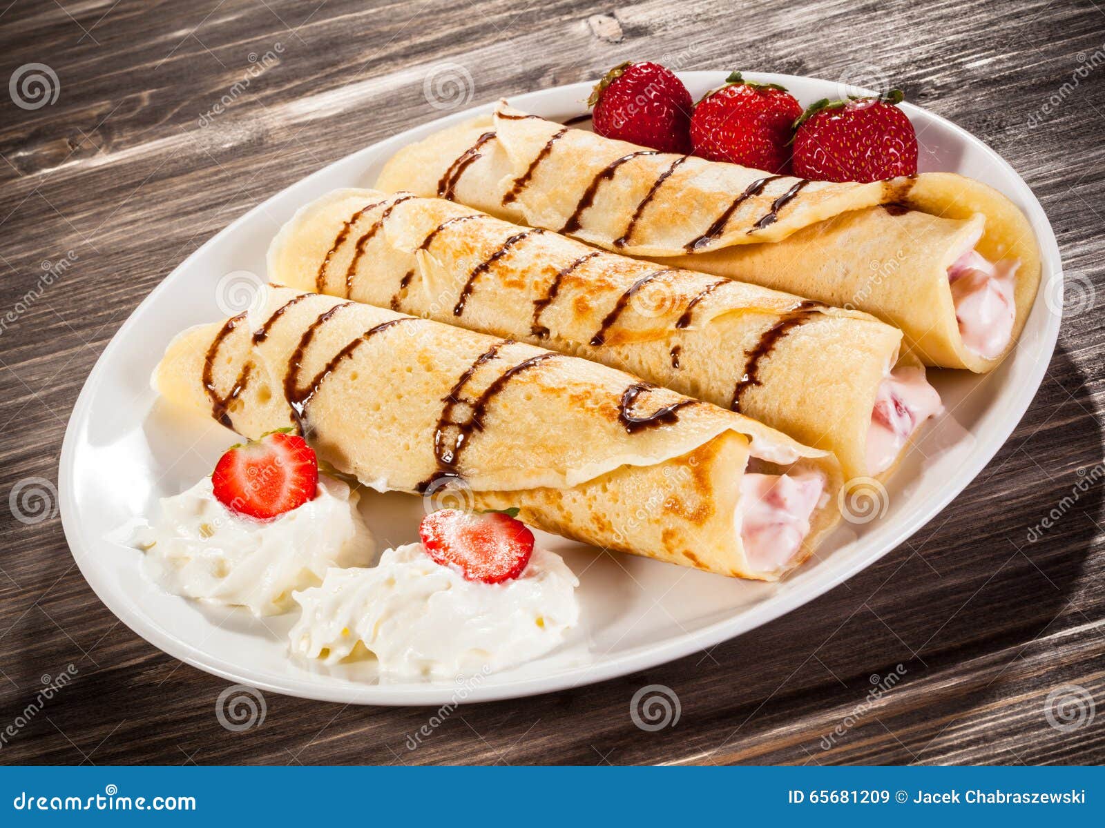 Crepes con las frutas imagen de archivo. Imagen de crepe - 65681209