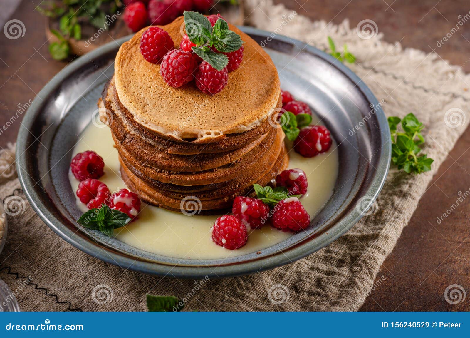 Crepes Con Salsa De Vainilla Imagen de archivo - Imagen de sésamo, coma ...