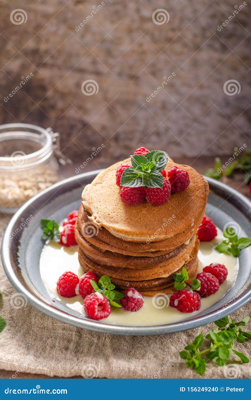 Crepes Con Salsa De Vainilla Foto de archivo - Imagen de limpio, crepes ...