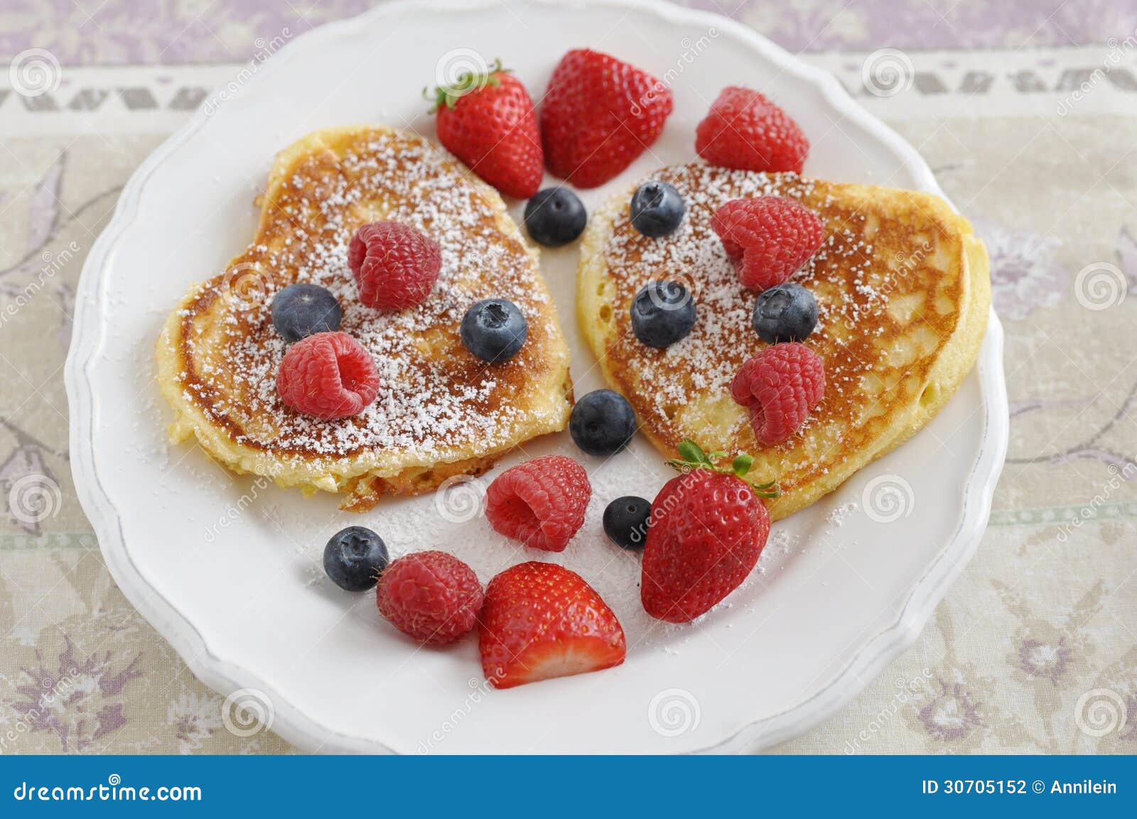 Crepes en forma de corazón foto de archivo. Imagen de zarzamoras - 30705152