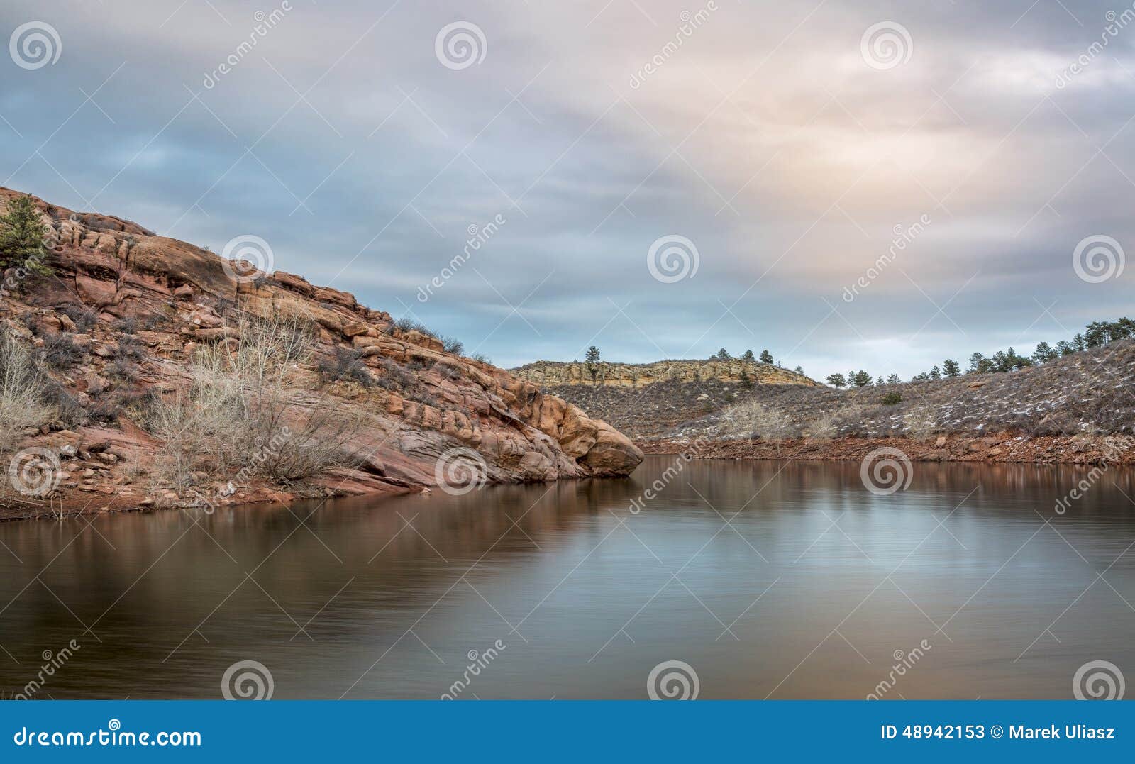 Crepuscolo Sopra Il Lago Della Montagna Immagine Stock - Immagine di ...