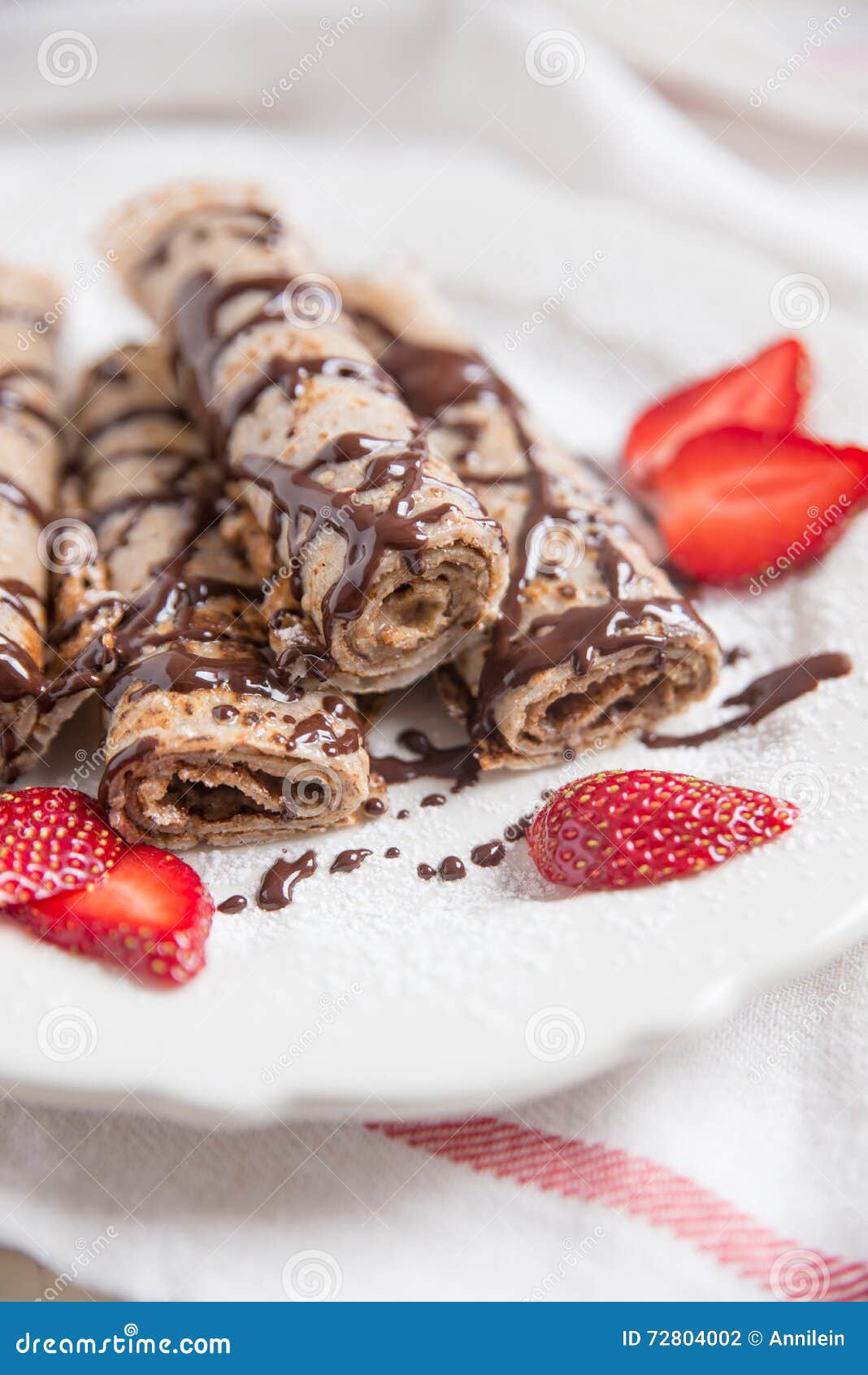 Crespones Con El Chocolate Y Las Fresas Foto de archivo - Imagen de ...