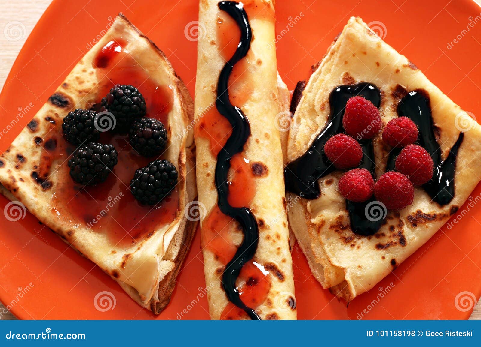 Crespones con la fruta foto de archivo. Imagen de bocado - 101158198