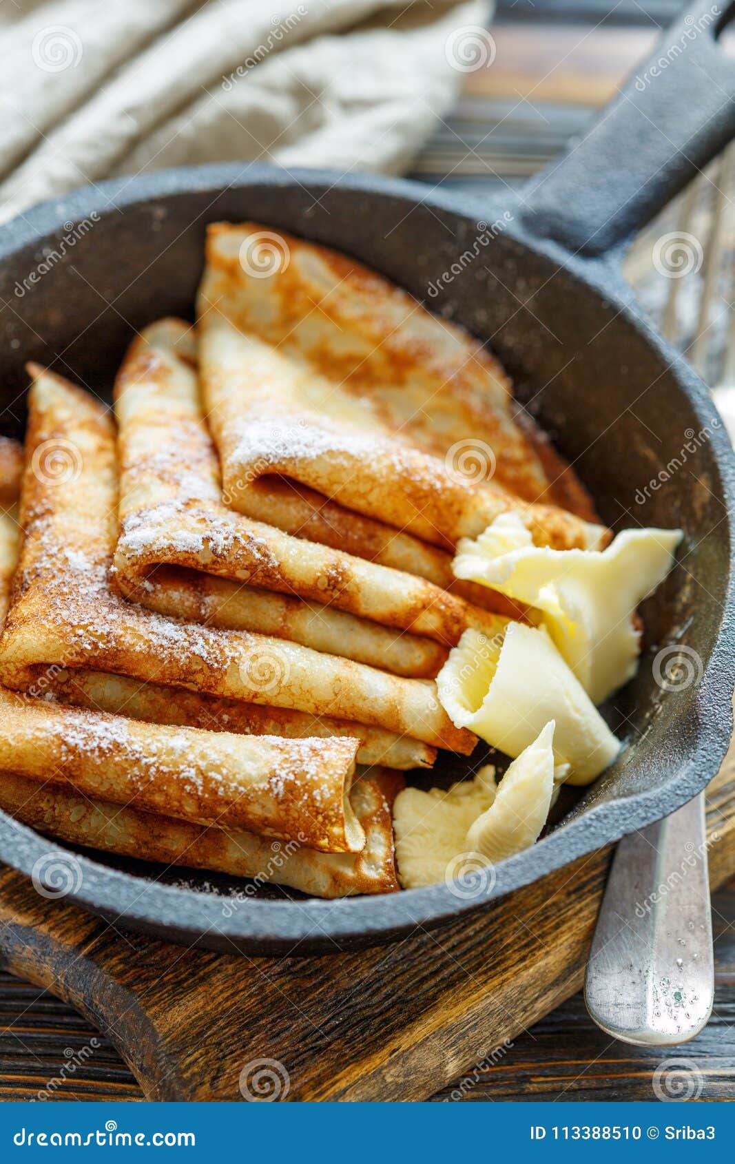 Crespones Con La Mantequilla Para El Desayuno Foto de archivo - Imagen ...
