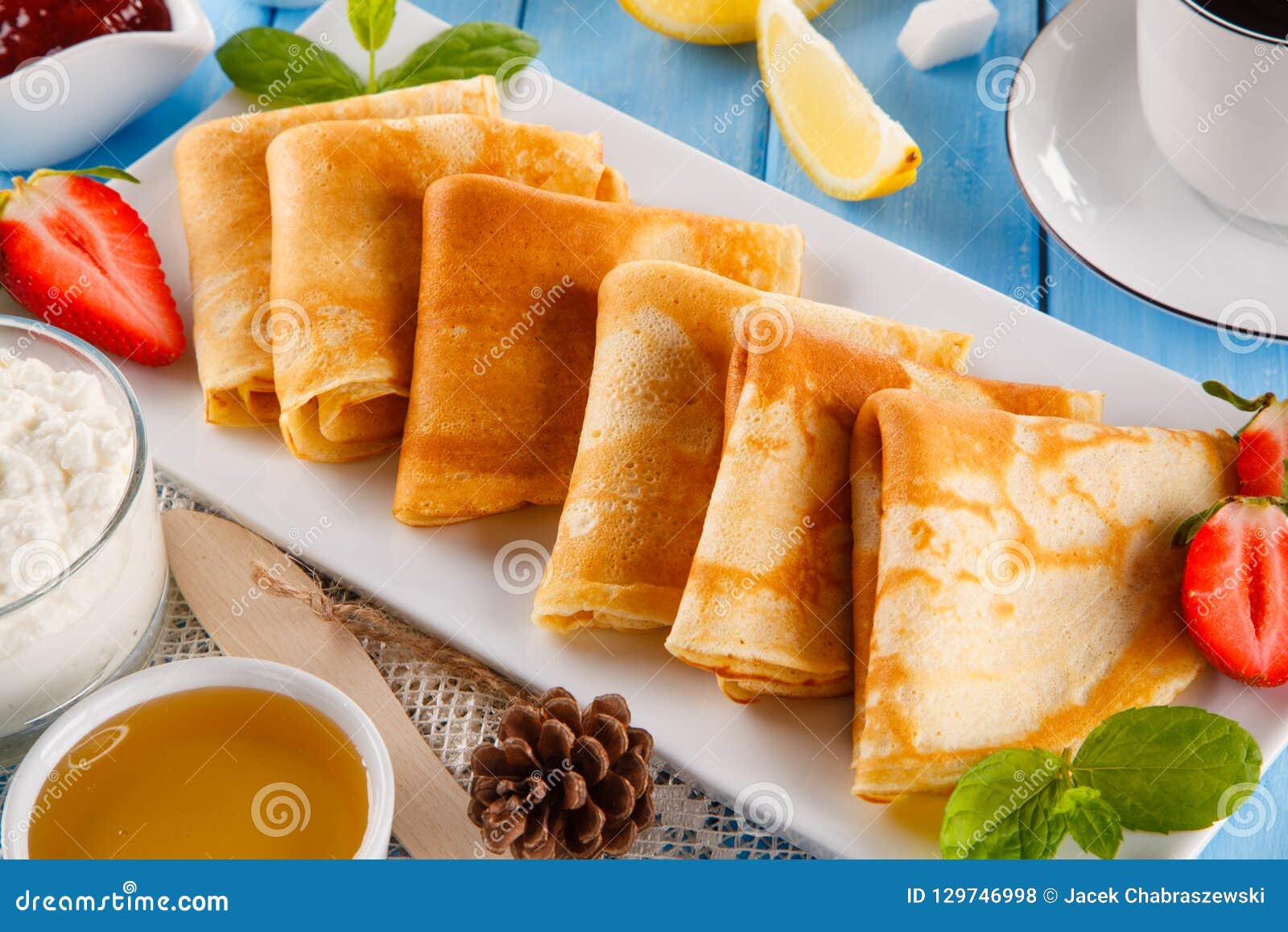Crespones Dulces Con Las Frutas Foto de archivo - Imagen de fruta, azul ...