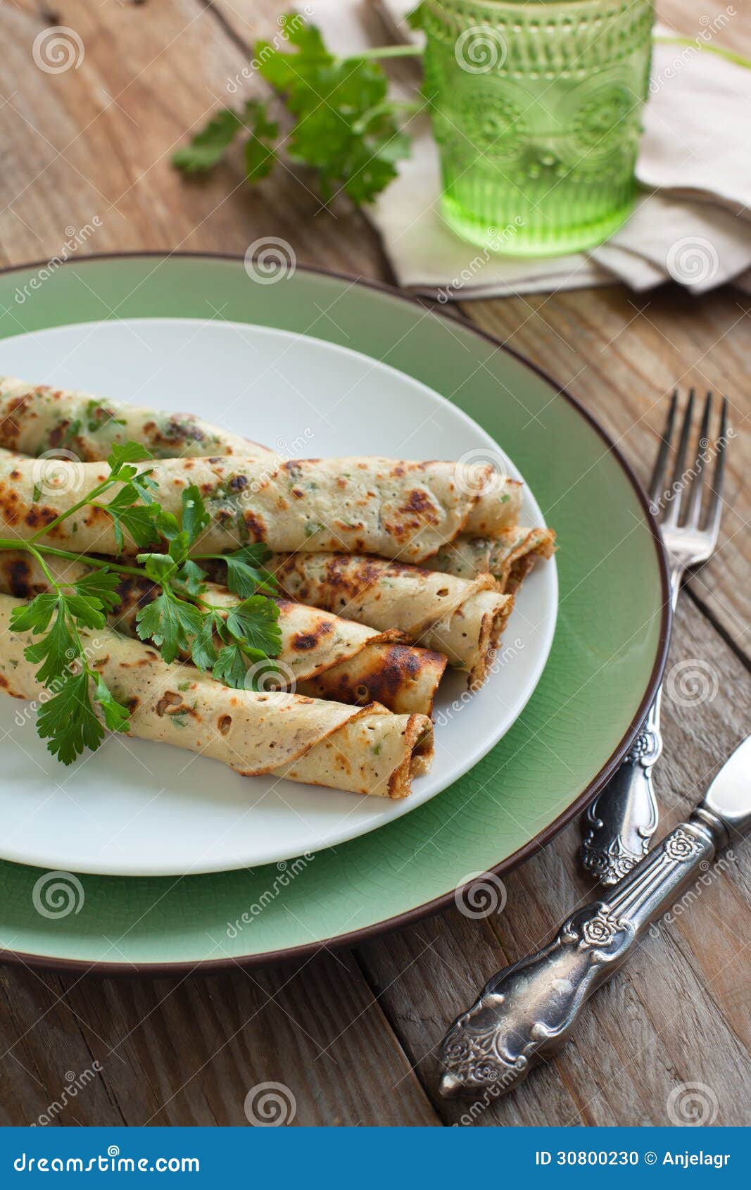 Crespones Rodados Con Las Hierbas Foto de archivo - Imagen de hoja ...