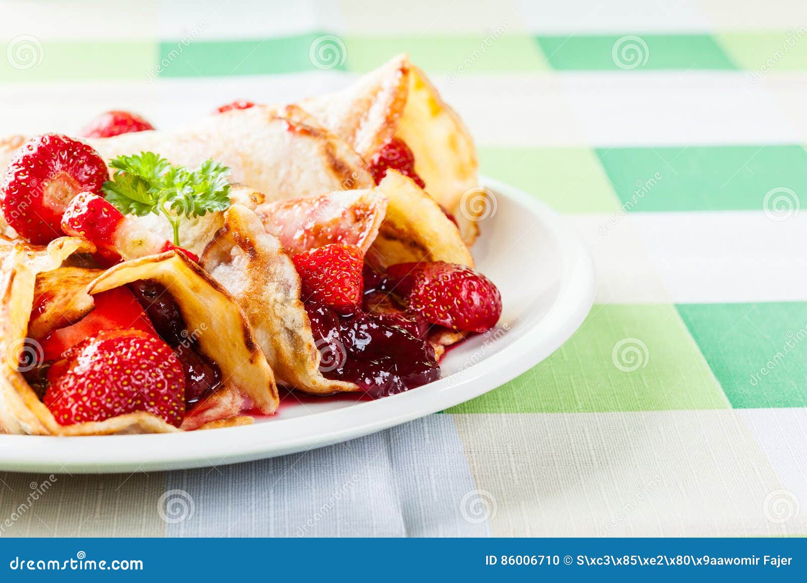 Crespones Tradicionales Servidos Con Las Fresas Foto de archivo ...