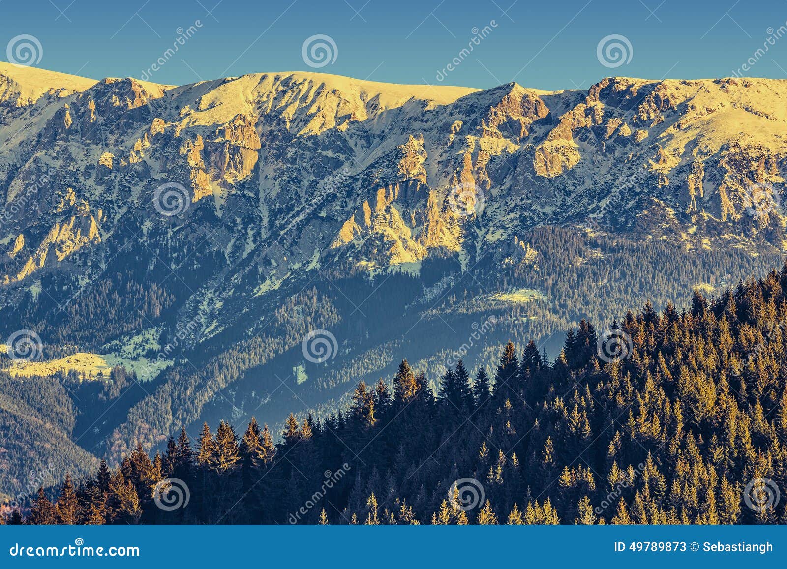 Cresta Delle Montagne Di Bucegi, Romania Immagine Stock - Immagine di ...
