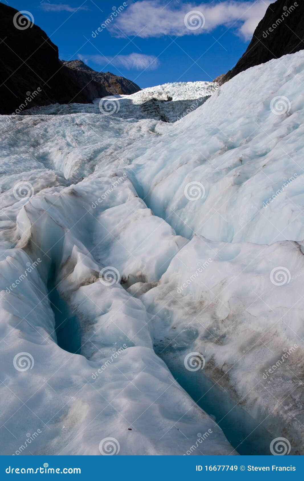 Crevasse de glacier image stock. Image du formation, crêtes - 16677749