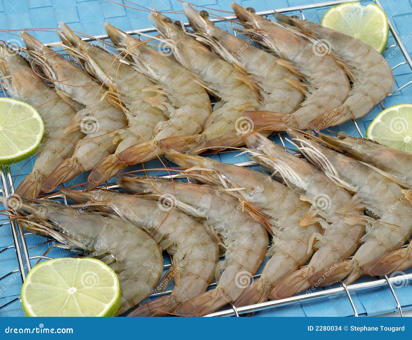 Crevette crue photo stock. Image du plateau, arrière, parts - 2280034