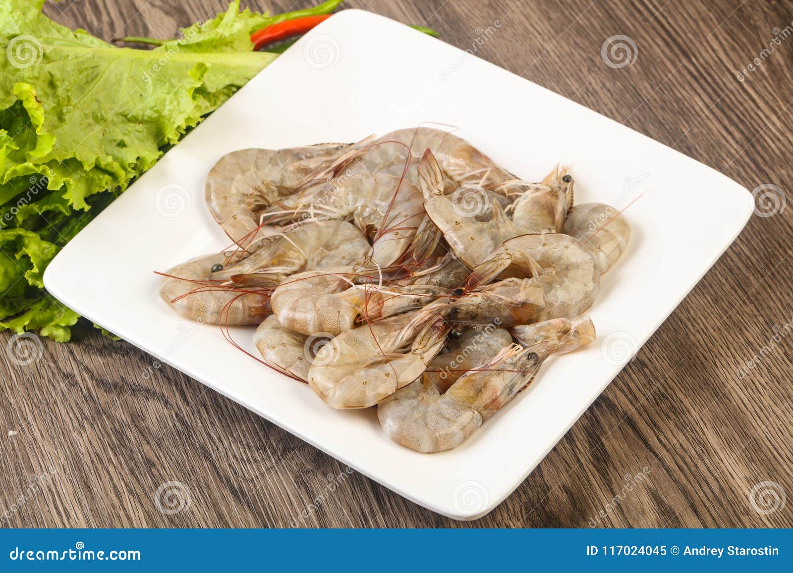Crevette rose crue de roi image stock. Image du enlevé - 117024045