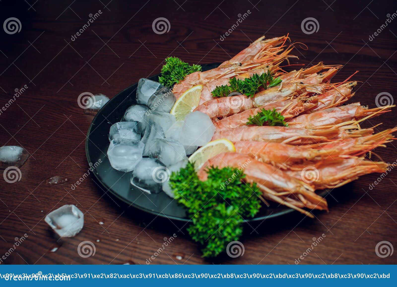 Crevette rouge sur a image stock. Image of gourmet, porc - 104962747