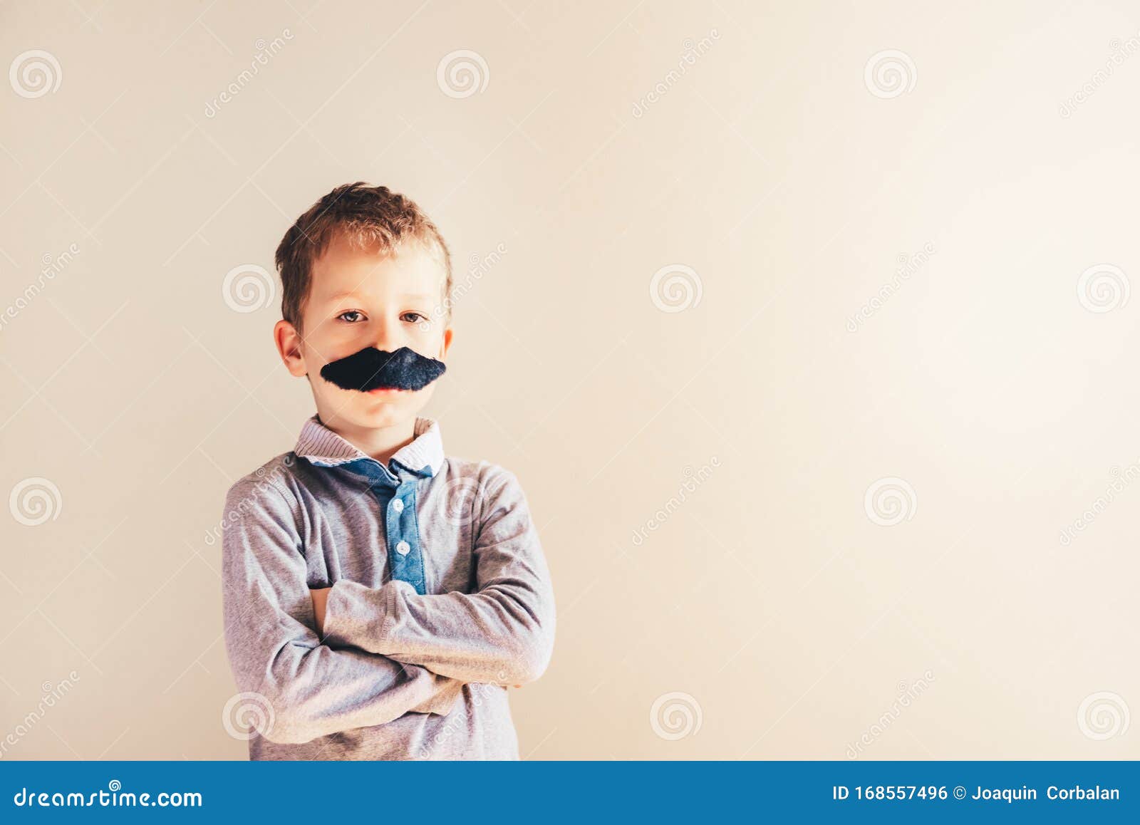 Criança Com Bigode Isolada Em Branco Foto de Stock - Imagem de leite ...