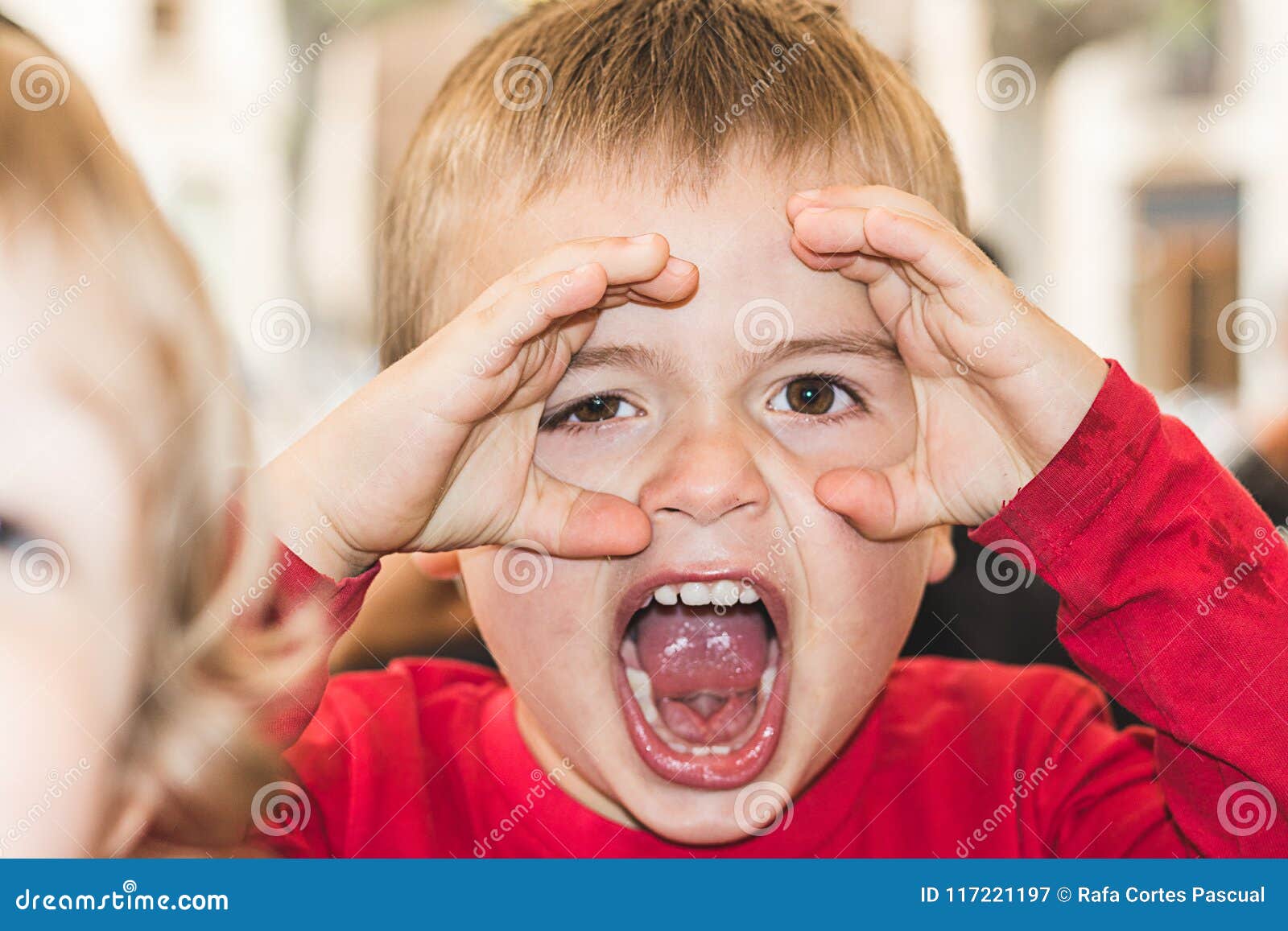 Criança Com Mãos Nos Olhos a Observar Imagem de Stock - Imagem de ...