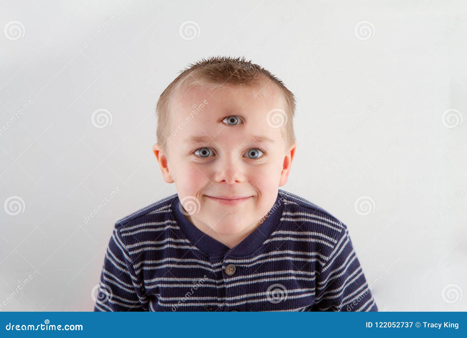 Criança com três olhos imagem de stock. Imagem de amigo - 122052737