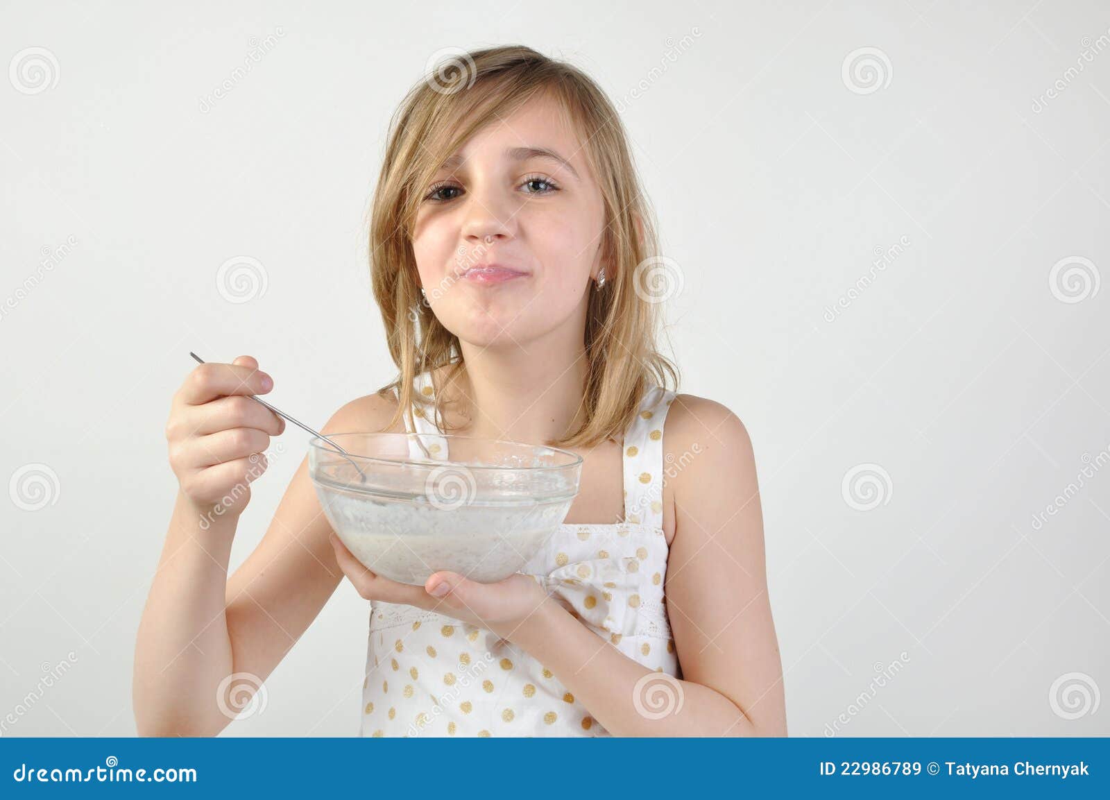 Criança Com Uma Bacia De Papa De Aveia Do Leite Imagem de Stock ...