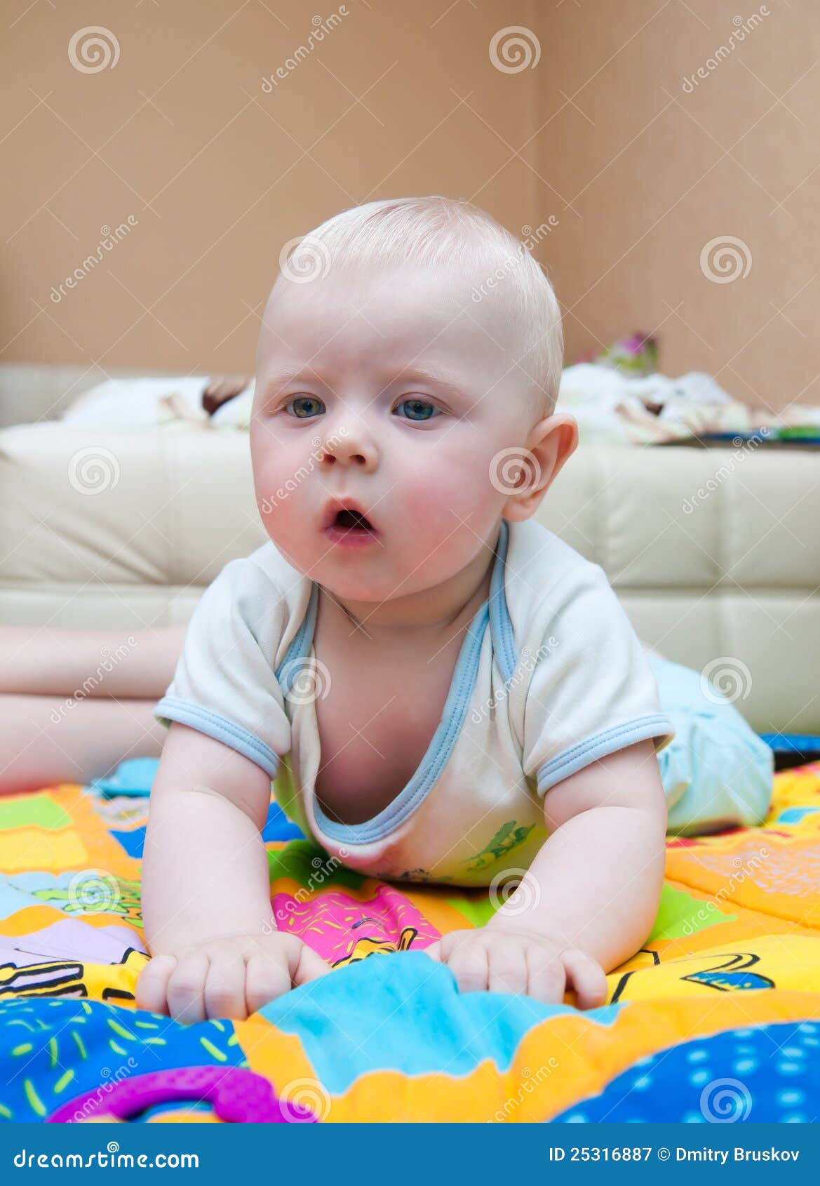 Criança curiosa imagem de stock. Imagem de menino, encantador - 25316887