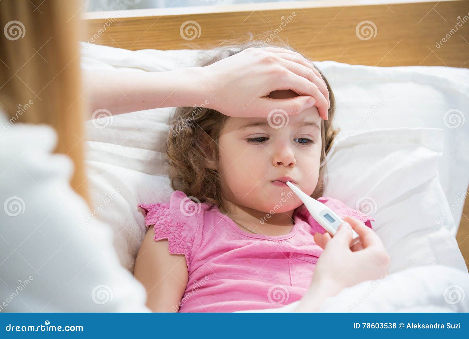 Criança doente com febre foto de stock. Imagem de quarto - 78603538