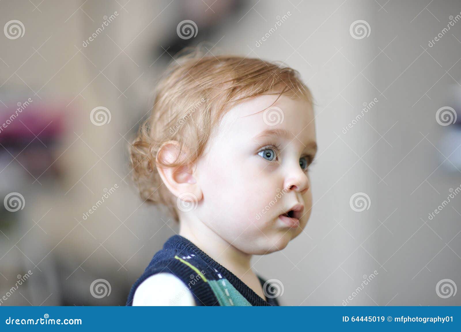 Criança inocente imagem de stock. Imagem de fofofo, fundo - 64445019