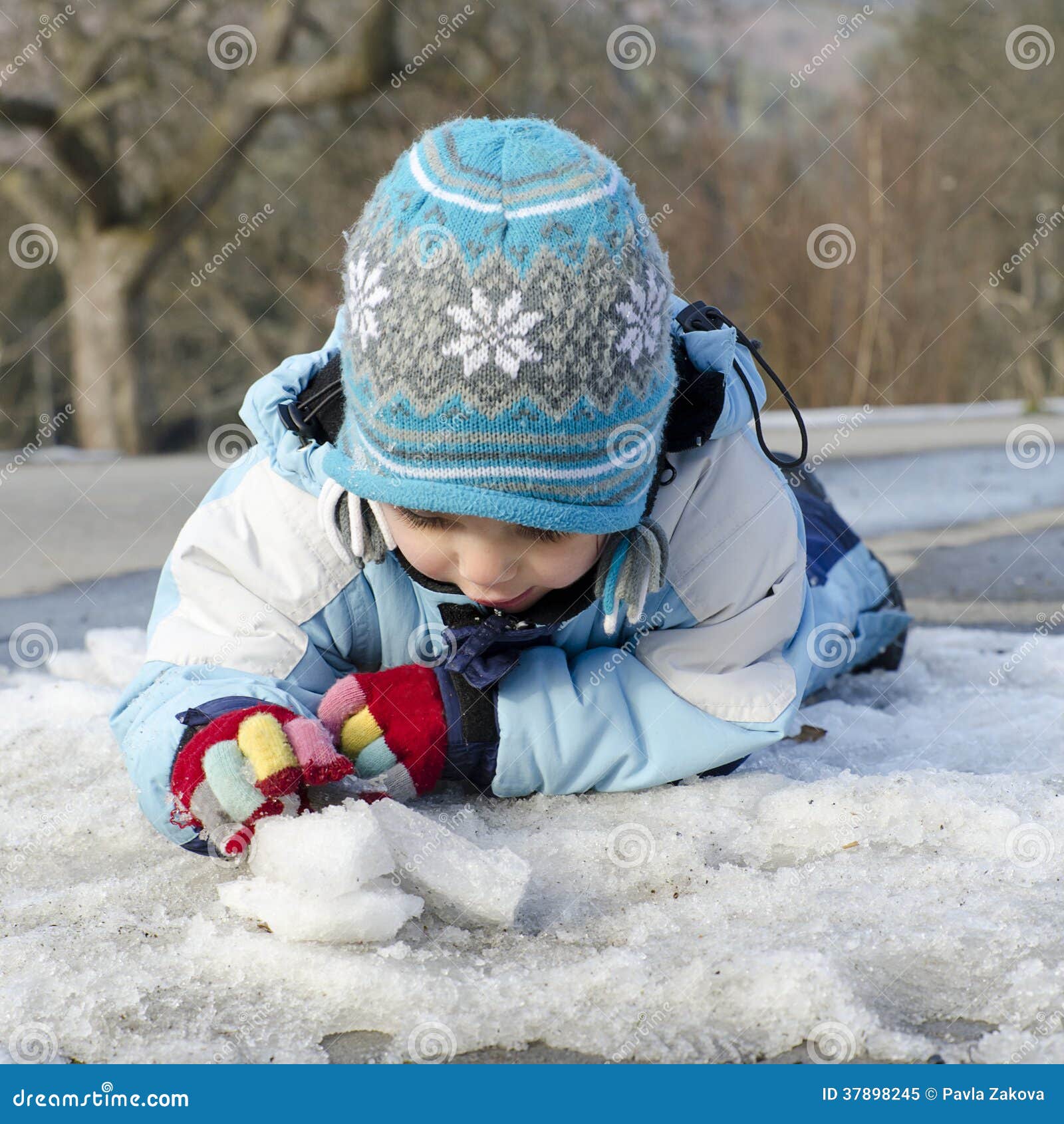 Criança Que Joga Com Neve E Gelo Imagem de Stock - Imagem de morno ...