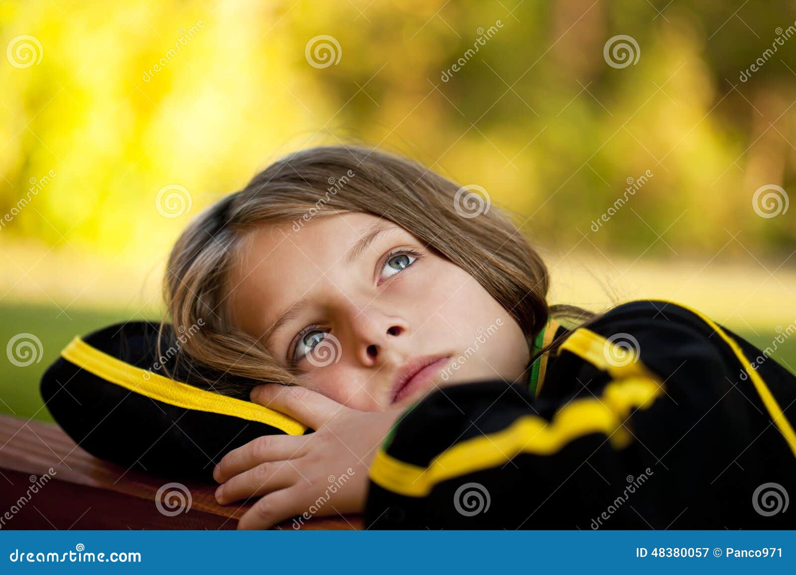 Criança só triste imagem de stock. Imagem de irritado - 48380057