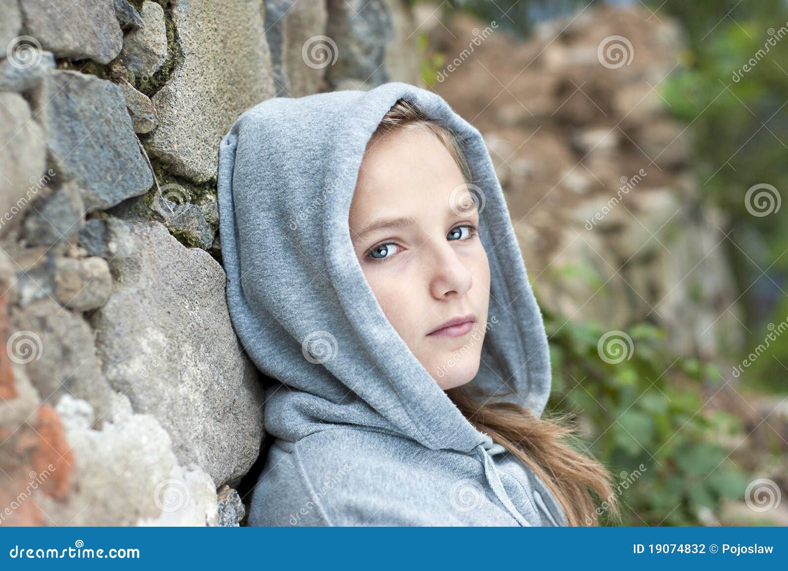 Criança triste foto de stock. Imagem de caucasiano, fêmea - 19074832