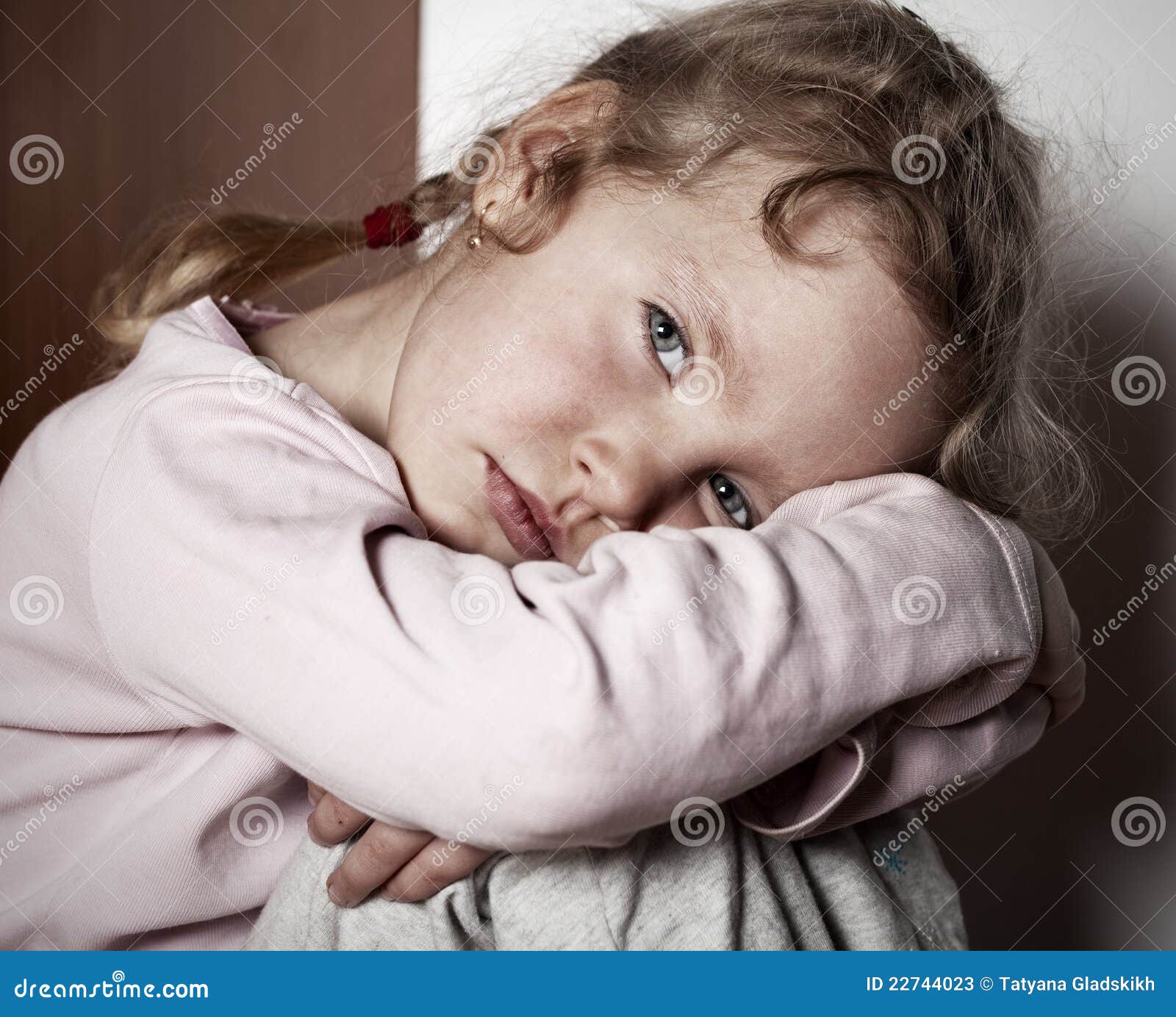 Criança triste imagem de stock. Imagem de abuso, desespero - 22744023