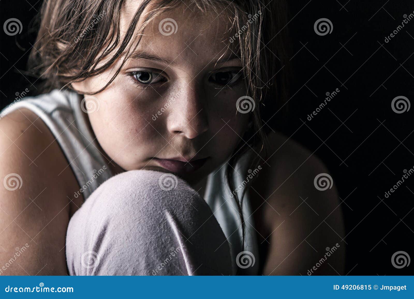 Criança triste imagem de stock. Imagem de penoso, sozinho - 49206815