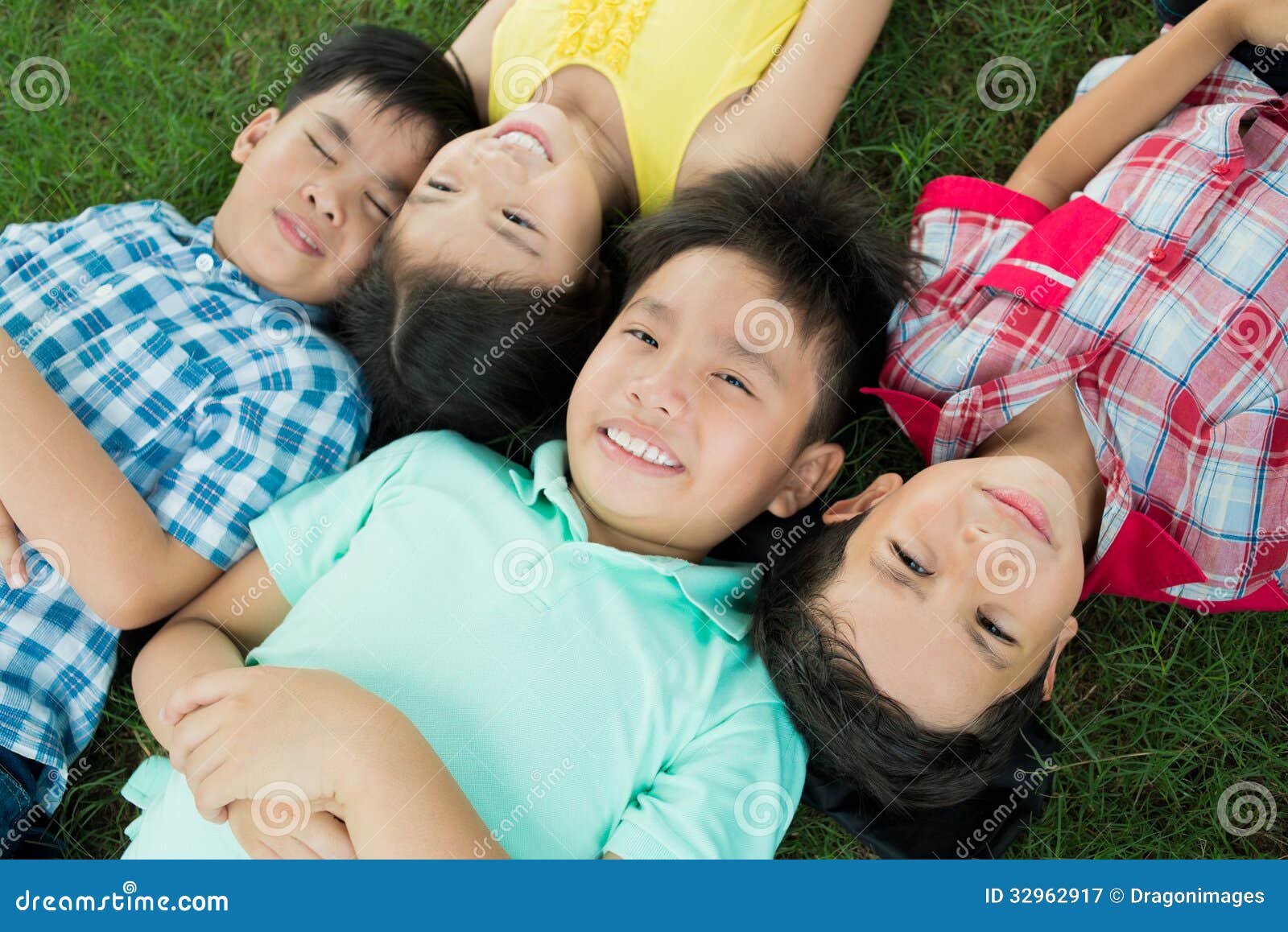 Crianças de descanso imagem de stock. Imagem de gramado - 32962917