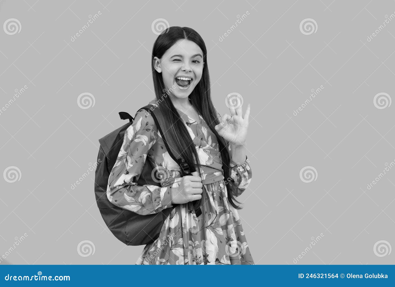 Criança Feliz Carregando Mochila Indo Para A Escola Piscando E