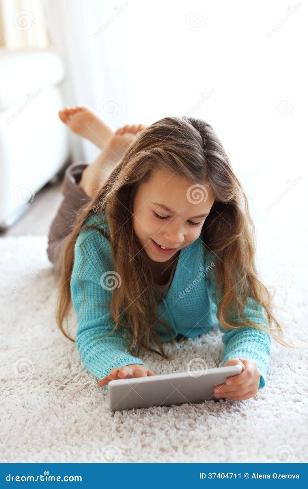 Criança Que Joga No Pc Da Tabuleta Imagem De Stock Imagem De