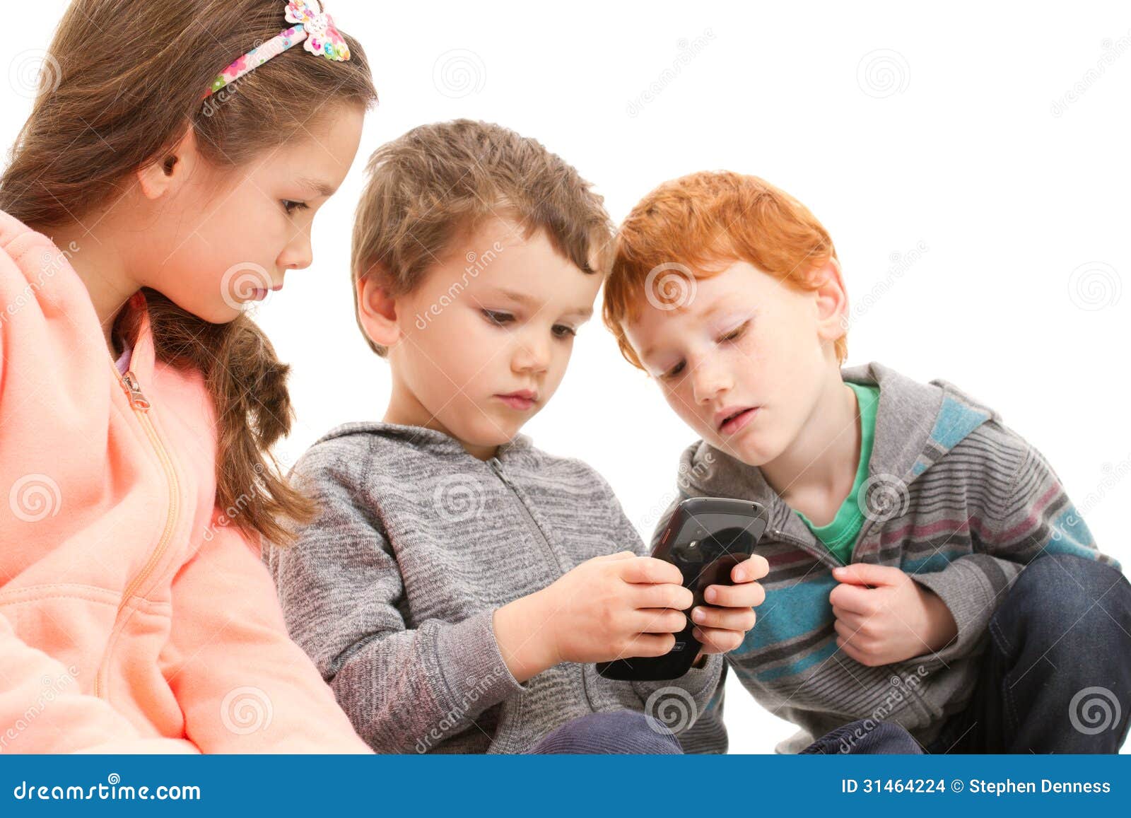 Crianças Que Jogam Jogos No Telefone Celular Foto De Stock Imagem De