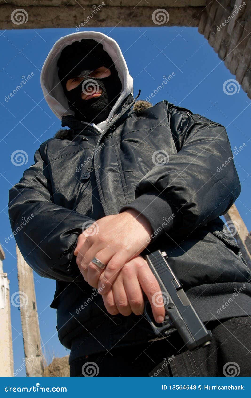 Criminel avec un canon photo stock. Image du proscrivez - 13564648