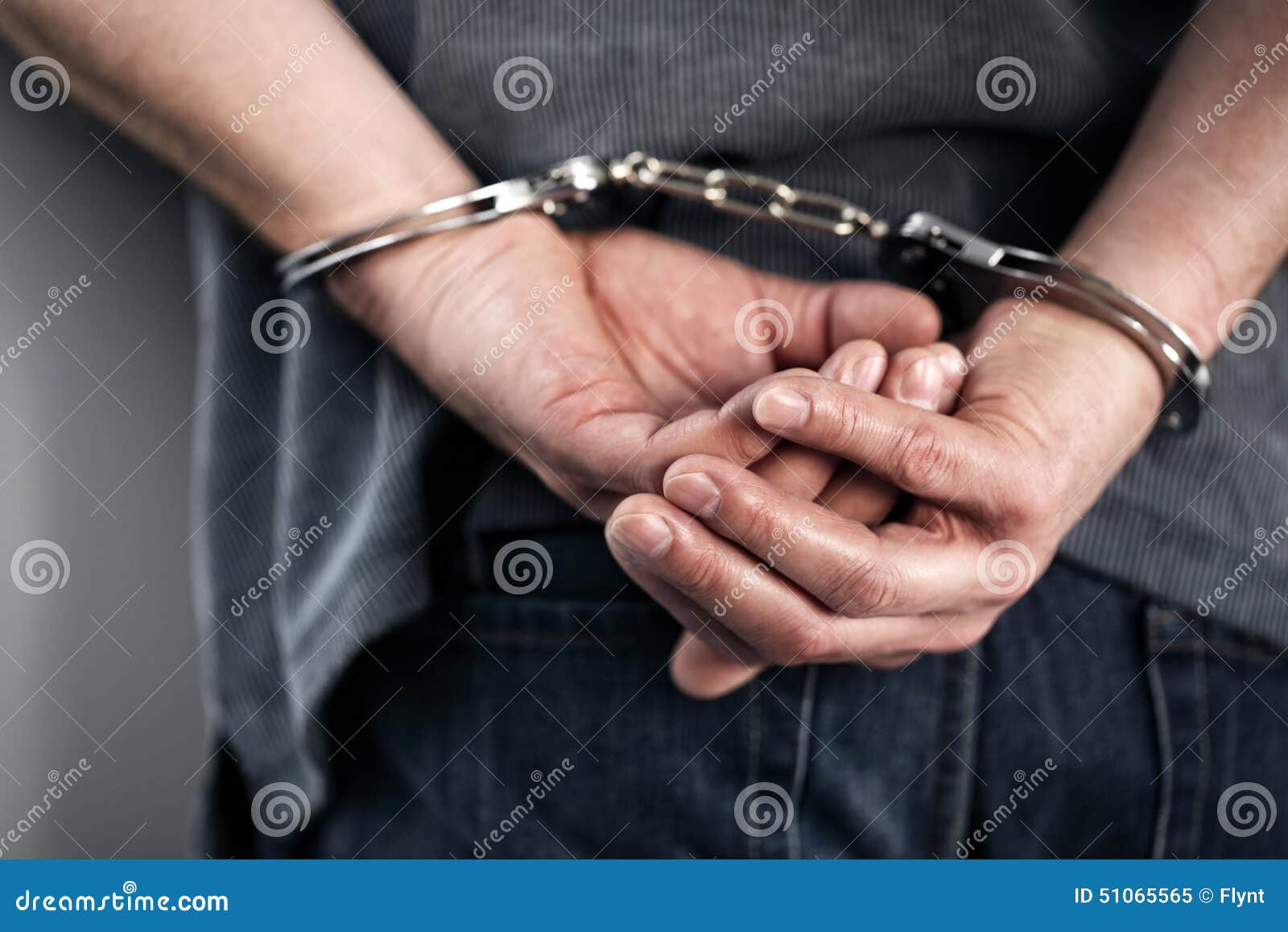 Criminel dans des menottes image stock. Image du narcotique - 51065565