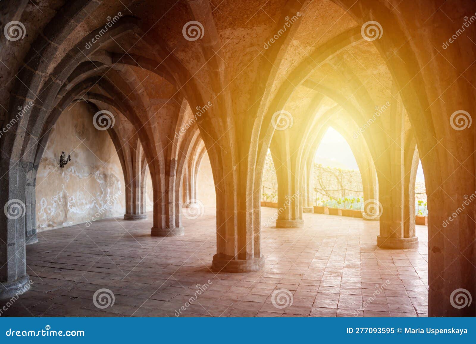 Cripta Con Columnas Y Arcos De Una Antigua Villa En Italia Imagen de ...