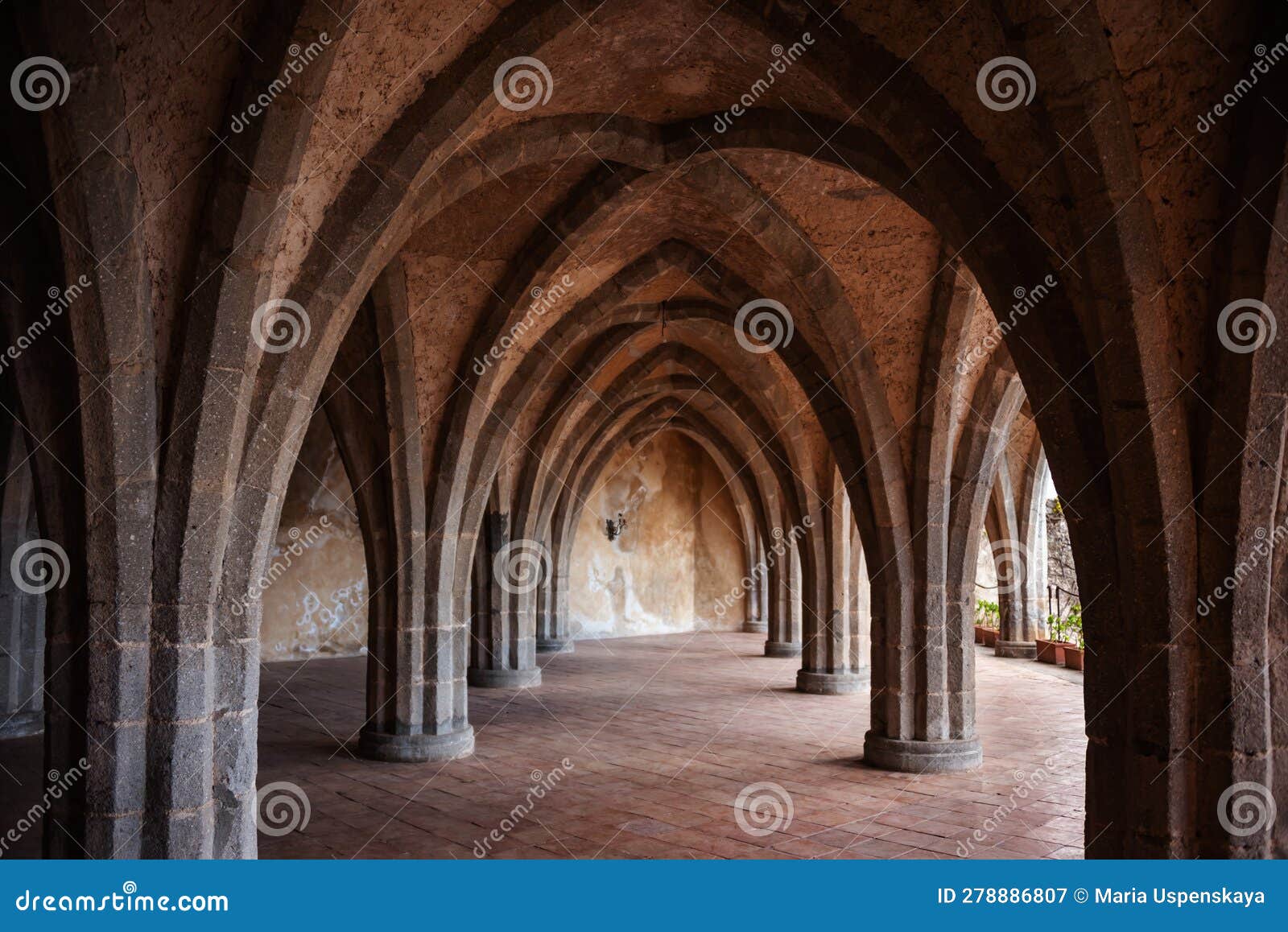 Cripta Con Columnas Y Arcos De Una Antigua Villa En Italia Imagen de ...
