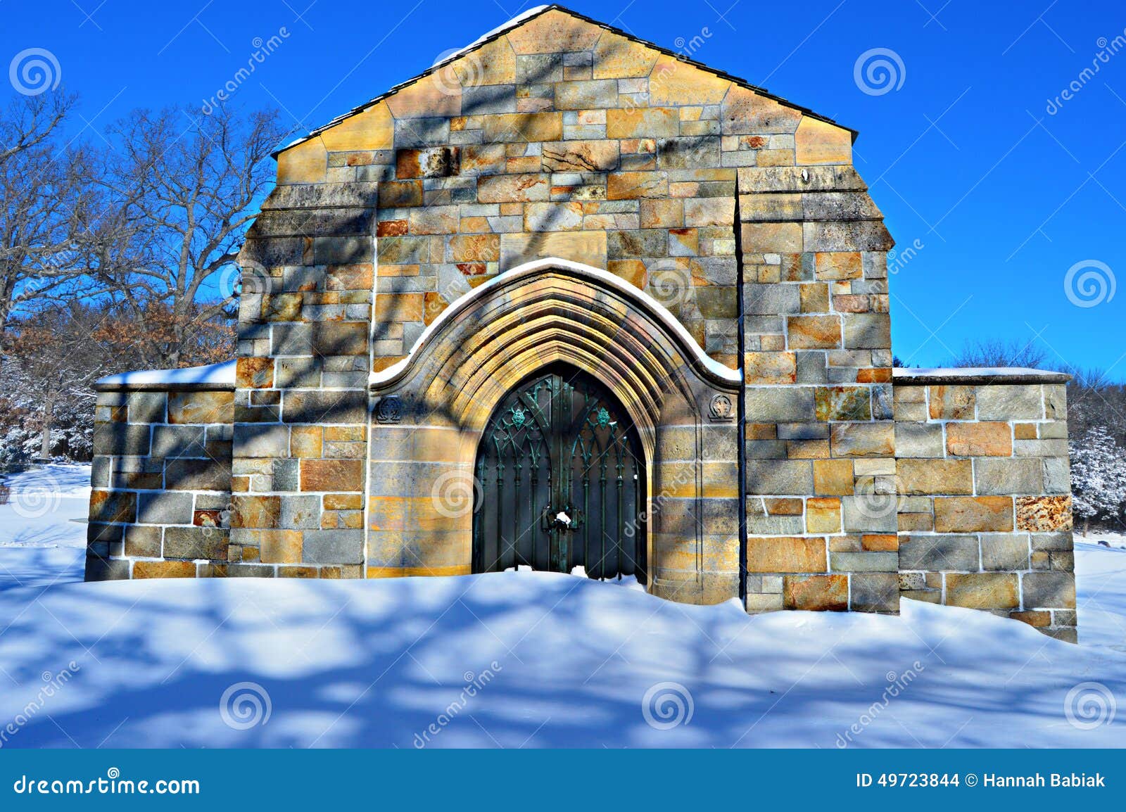 Cripta De Piedra En El Cementerio Nevado Foto de archivo - Imagen de ...