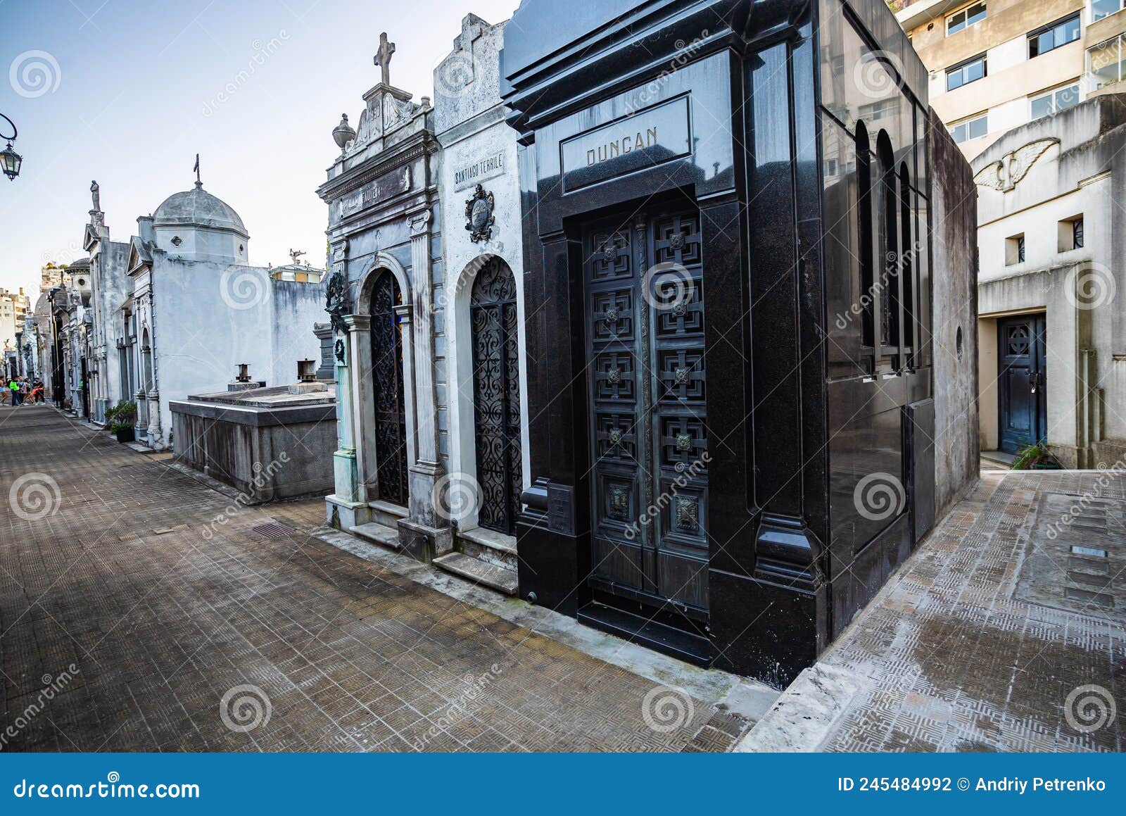 Criptas En El Cementerio De Recoleta En Buenos Aires Fotografía ...