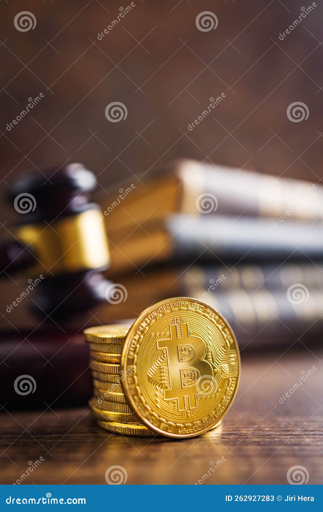 Criptomoeda. Moeda Virtual Bitmoney. Moedas De Ouro E Gavel De Juiz ...