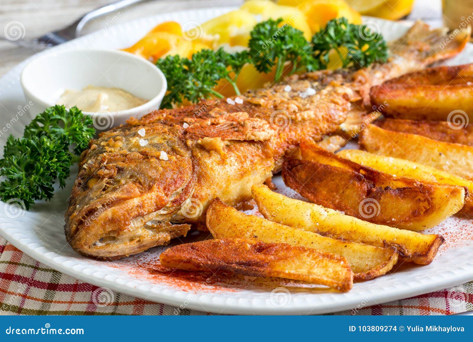Crispy Fish with Potatoes Chips Stock Photo - Image of fried, plate ...