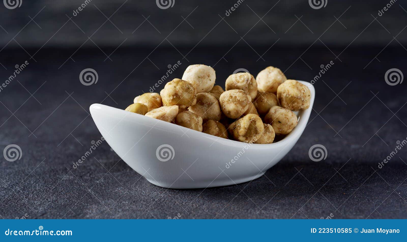 Crispy Roasted Peas in a Bowl Stock Image - Image of dark, home: 223510585