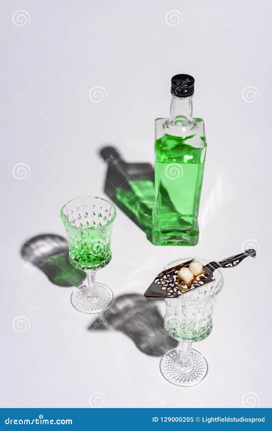 Cristais Com Colher Do Absinto E Garrafa Do Absinto Imagem de Stock ...