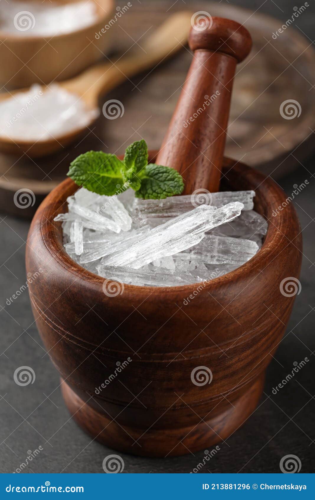 Cristais De Mentol E Folhas De Menta Em Argamassa Sobre Fundo Cinzento ...